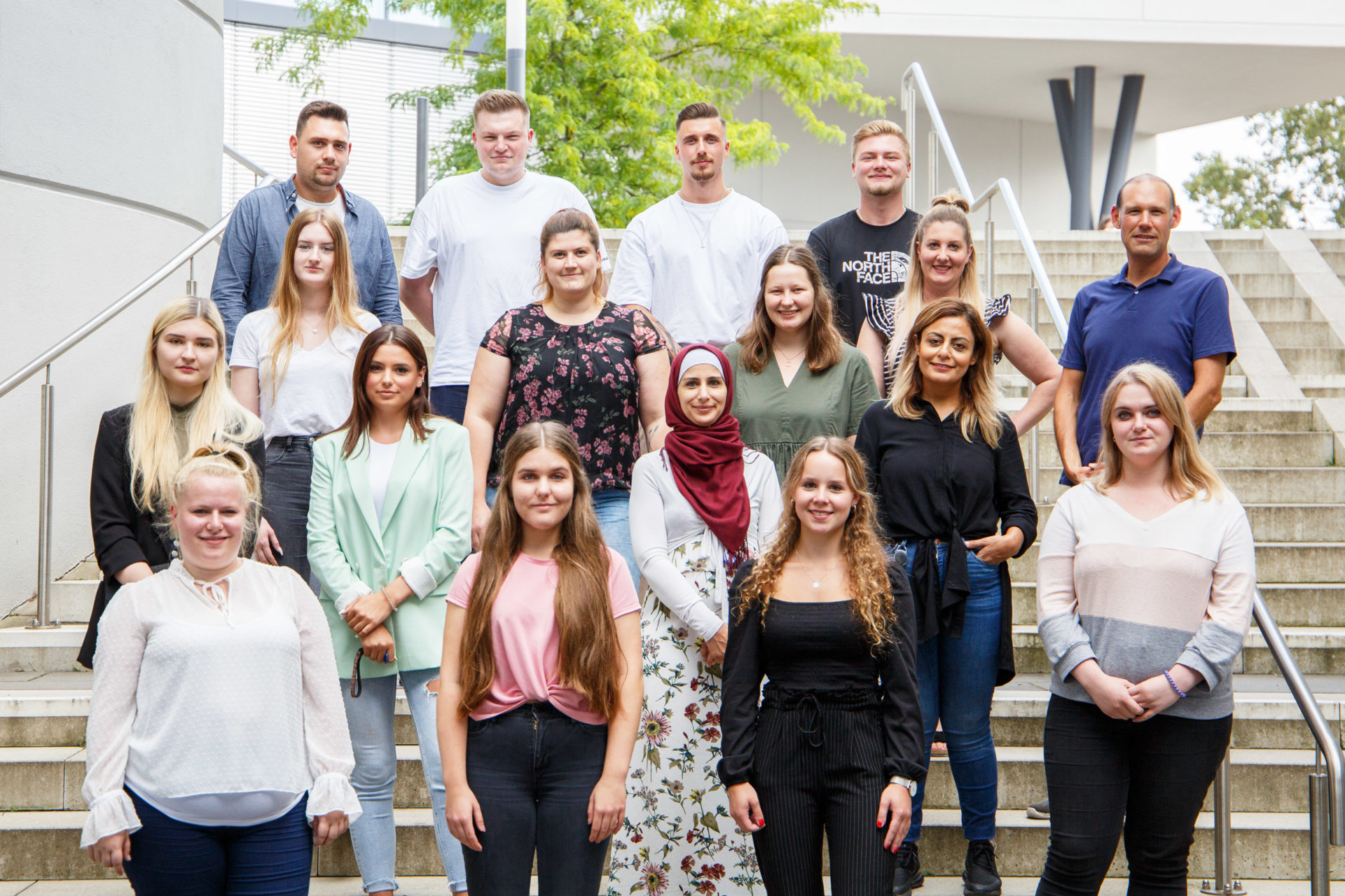 Endlich selbst unterschreiben: Die Azubis sind fertig und übernommen ...