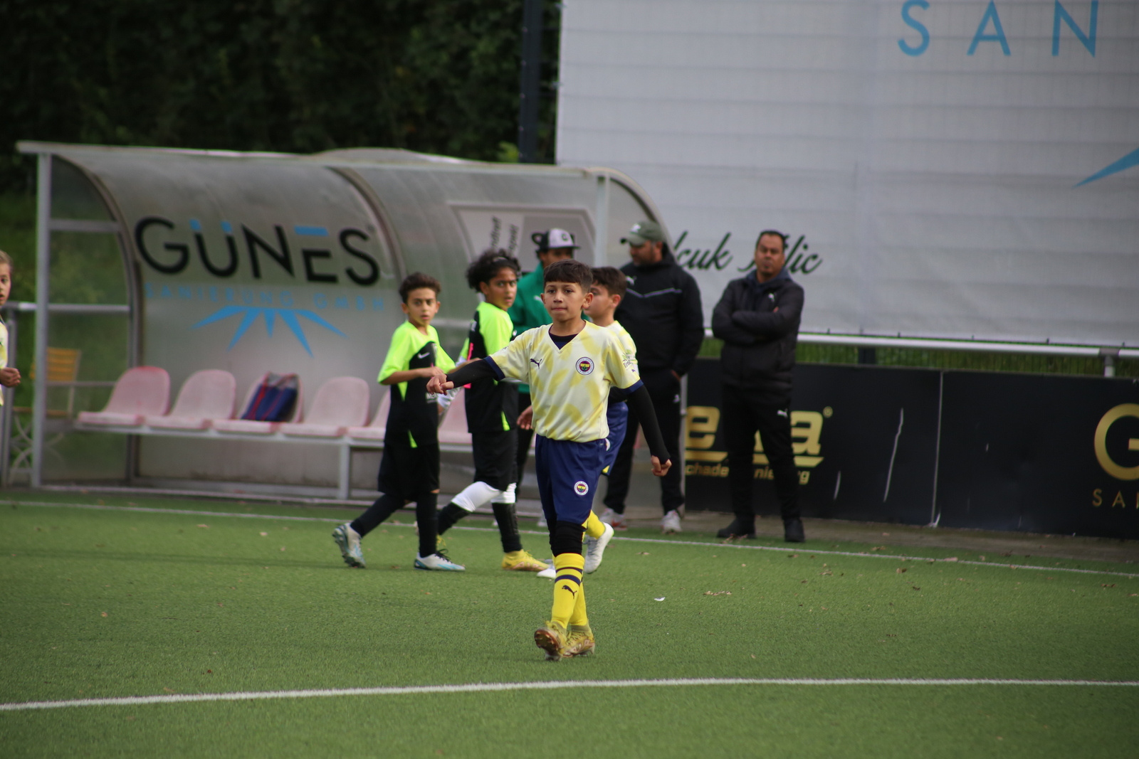 Die U10- und die U11-Mannschaft von Fenerbahce wurden Meister im 9 ...