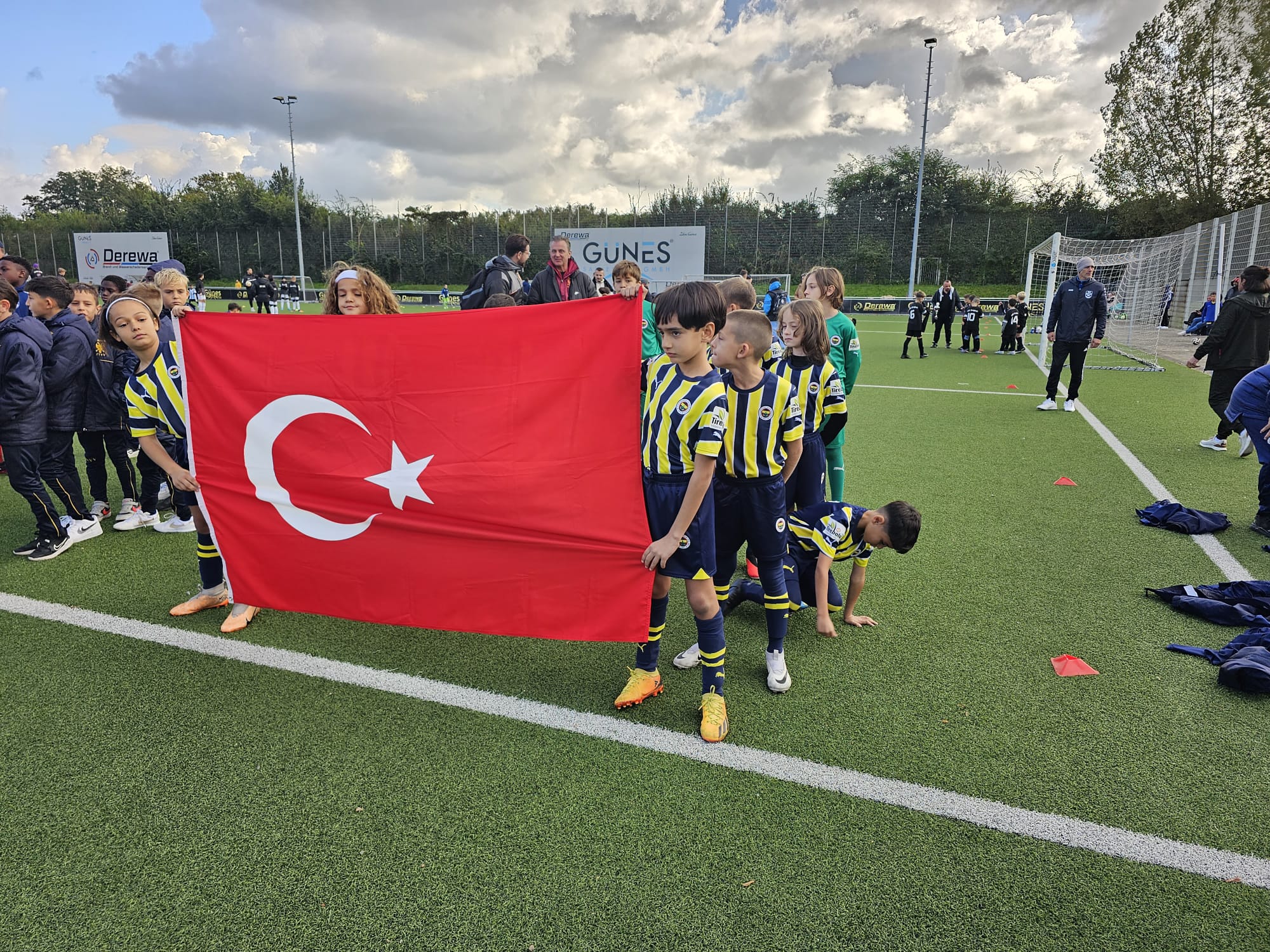 Die U10- und die U11-Mannschaft von Fenerbahce wurden Meister im 9 ...