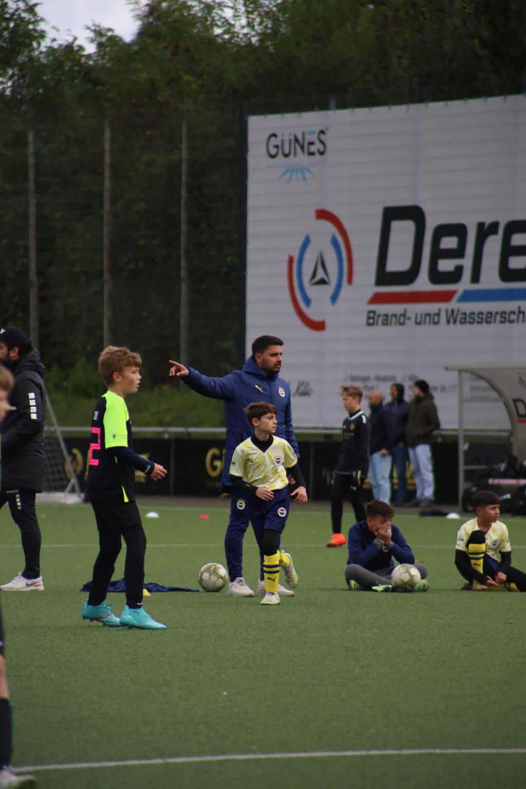 Die U10- und die U11-Mannschaft von Fenerbahce wurden Meister im 9 ...