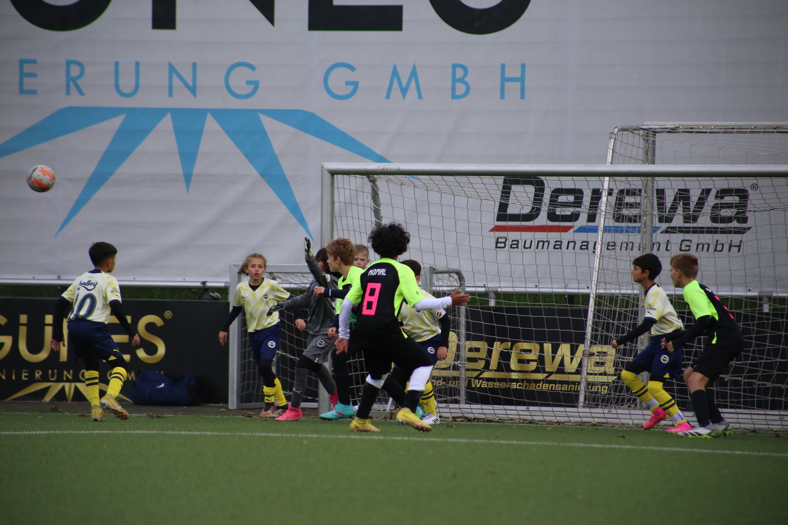 Die U10- und die U11-Mannschaft von Fenerbahce wurden Meister im 9 ...
