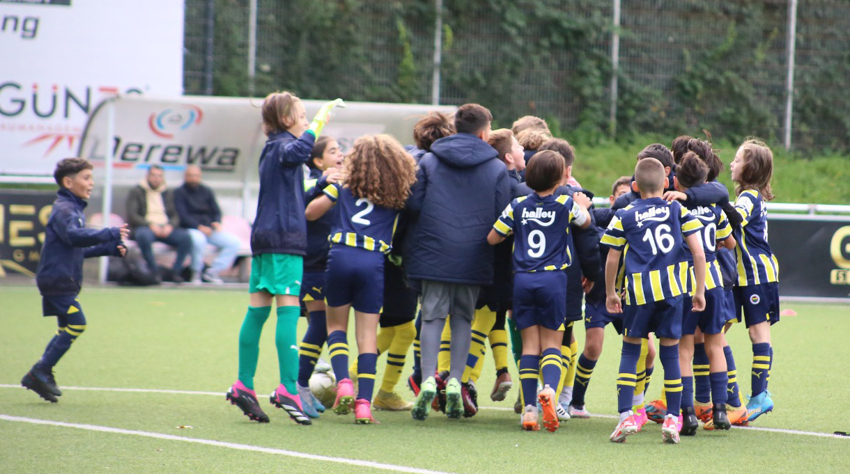 Die U10- und die U11-Mannschaft von Fenerbahce wurden Meister im 9 ...