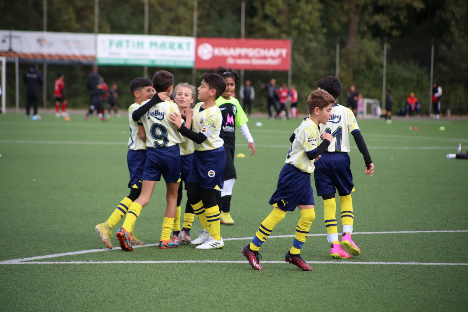Die U10- und die U11-Mannschaft von Fenerbahce wurden Meister im 9 ...