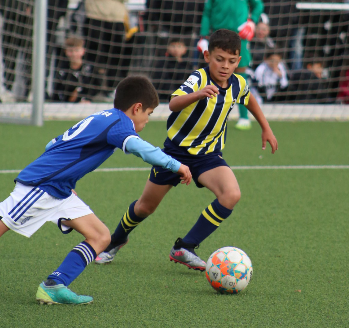Die U10- und die U11-Mannschaft von Fenerbahce wurden Meister im 9 ...