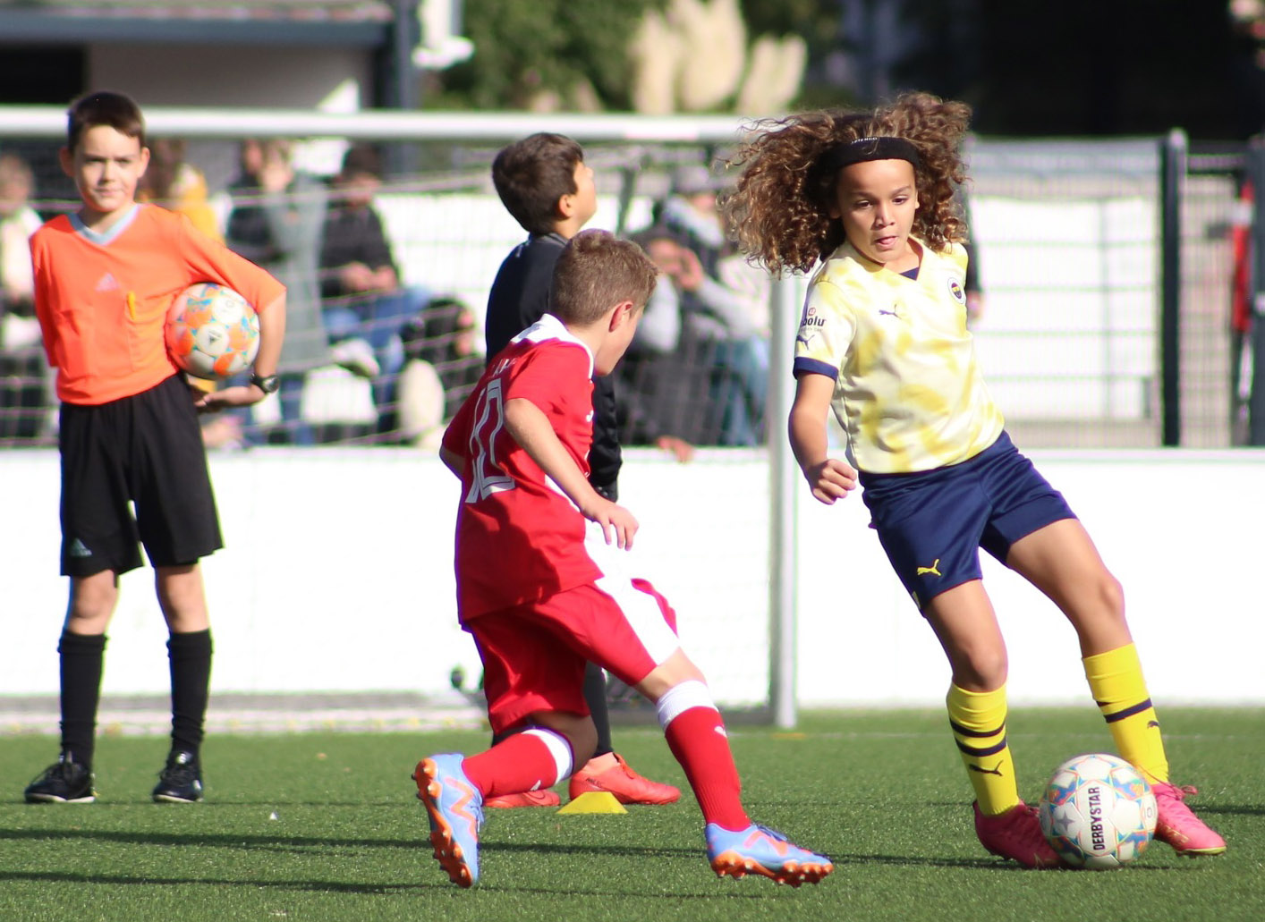 Die U10- und die U11-Mannschaft von Fenerbahce wurden Meister im 9 ...