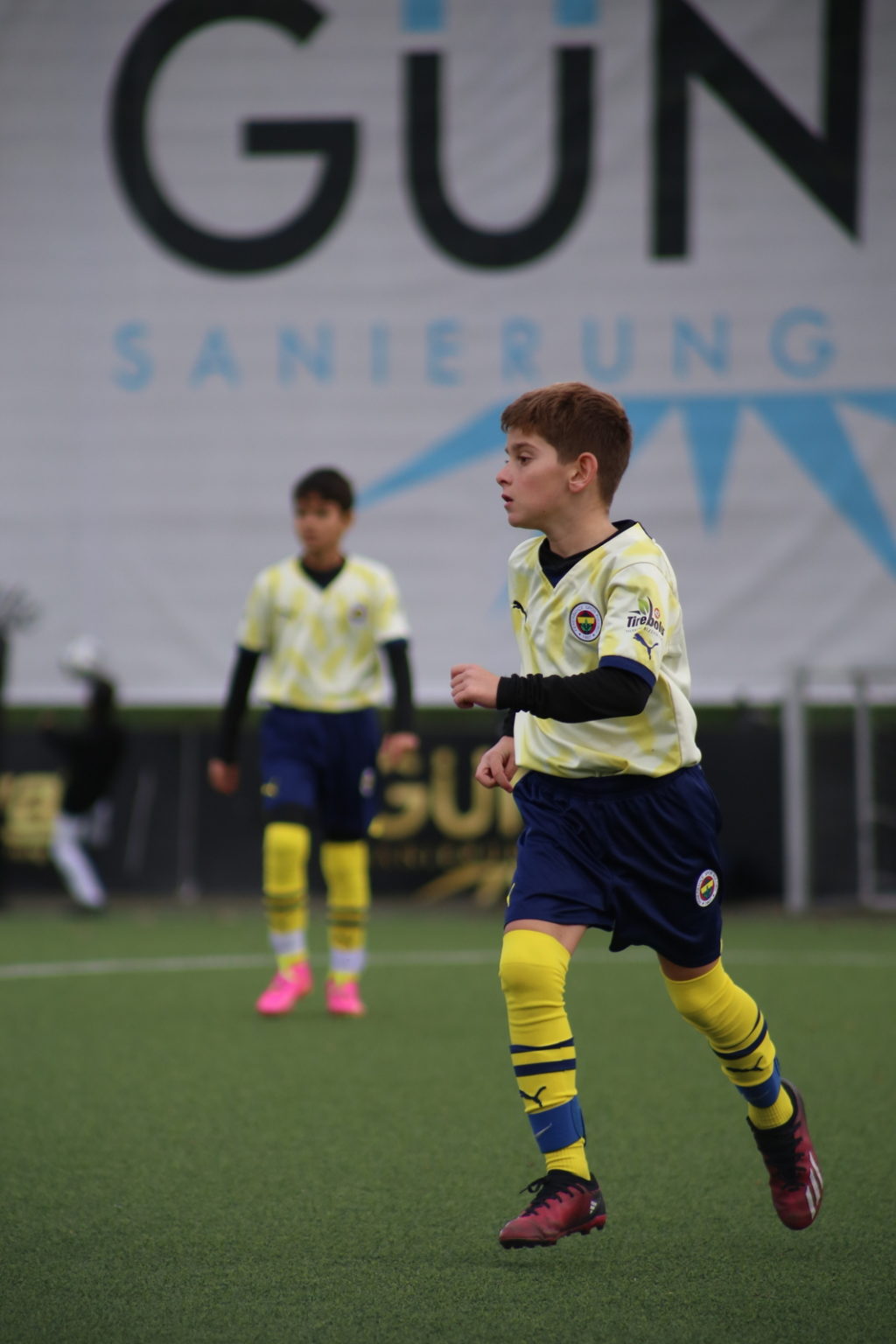 Die U10- und die U11-Mannschaft von Fenerbahce wurden Meister im 9 ...