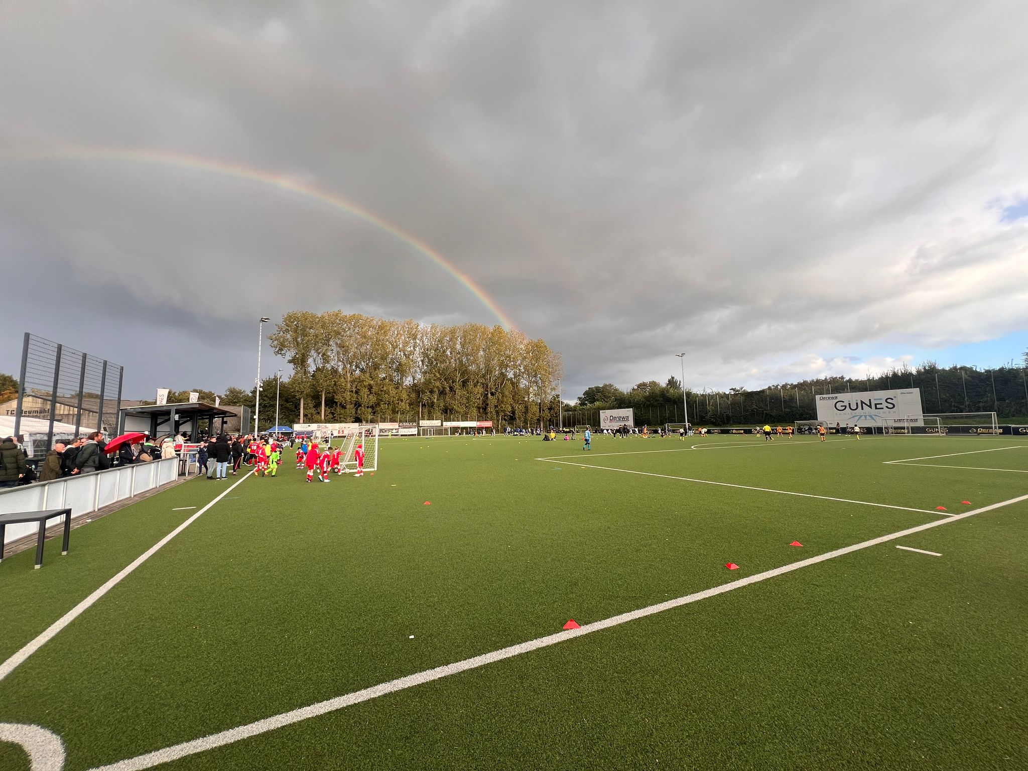 Die U10- und die U11-Mannschaft von Fenerbahce wurden Meister im 9 ...